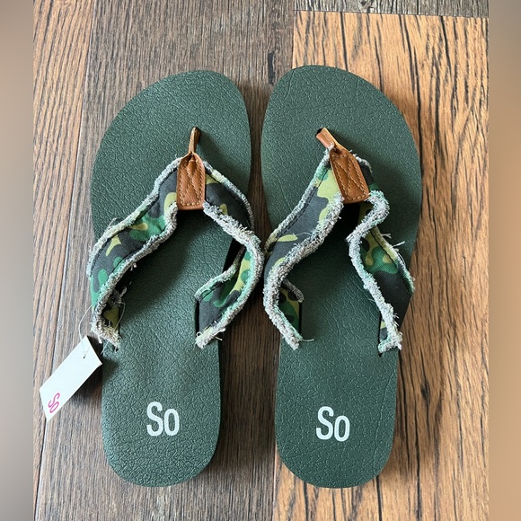 SO | Shoes | So Brand Camo Thong Sandals Womens Sz 1 Nwt Camouflage ...